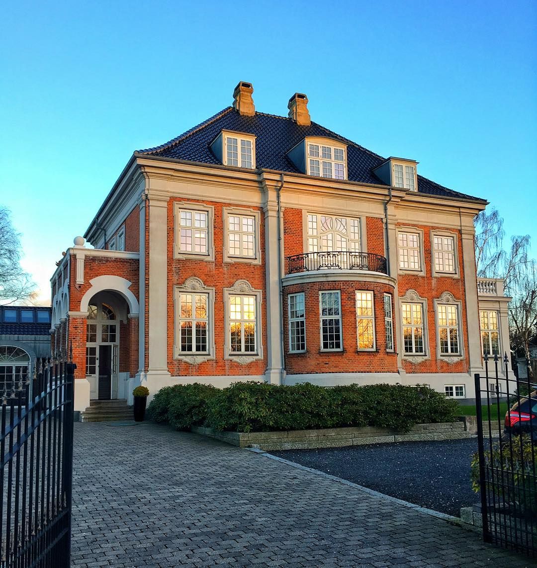 Hellerup (aka The Beverly Hills of Copenhagen) - Parallel